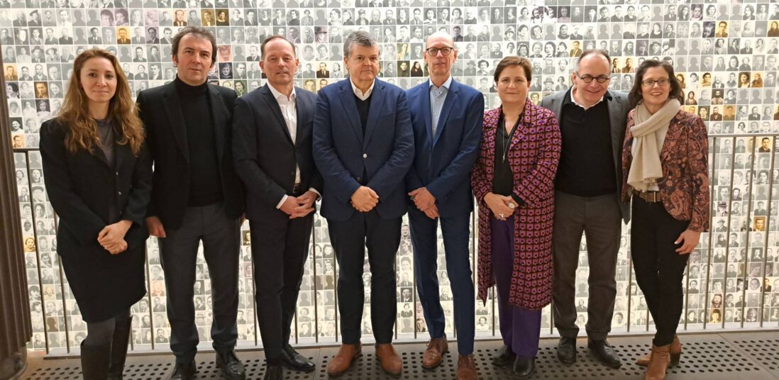 Polymerupdate Press Release - Evonik Group delegation visits Kazerne ...